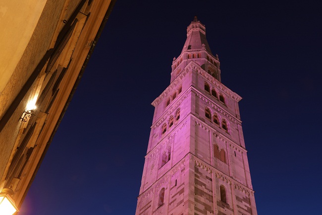 La Ghirlandina è diventata rosa per il Giro d'Italia