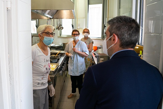Federico Pizzarotti visita la mensa di Padre Lino